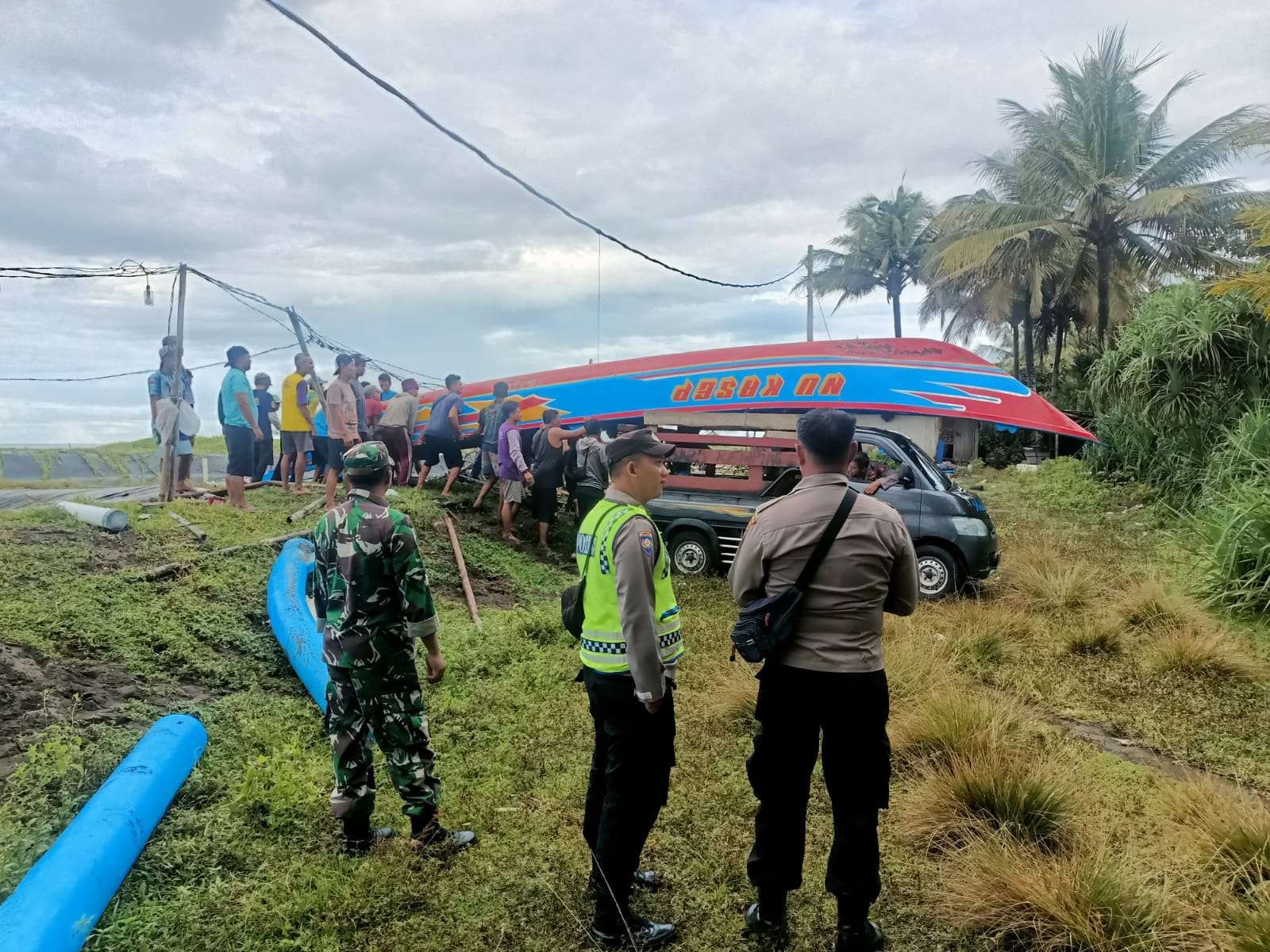 Perahu Nelayan Cipatujah Terbalik Dihantam Ombak Ganas, Nelayan Selamat Setelah Berenang 1 ...